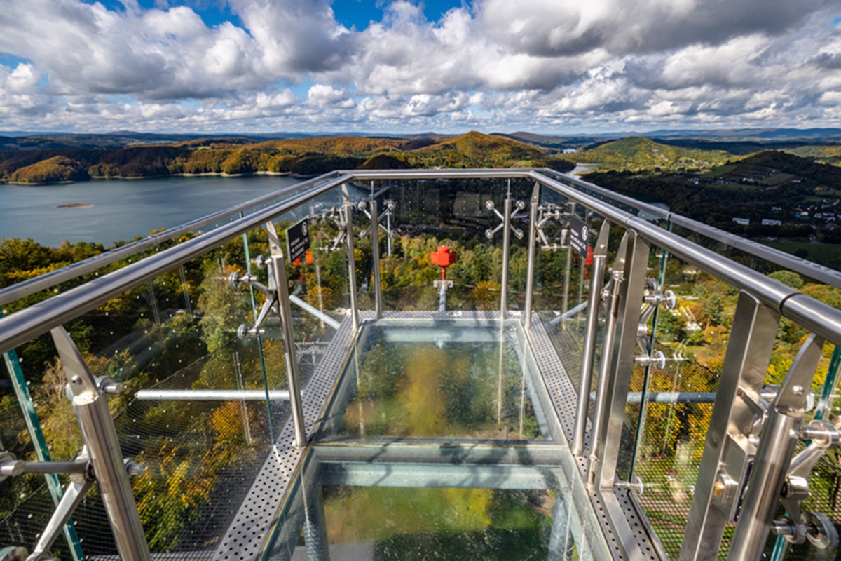 Szklane mosty, kabiny i punkty widokowe – atrakcje turystyczne ze szkła